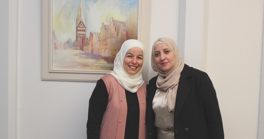 Eine Brücke bilden: Alaa Zetouny und Reem Abo Issa vermitteln zwischen ...